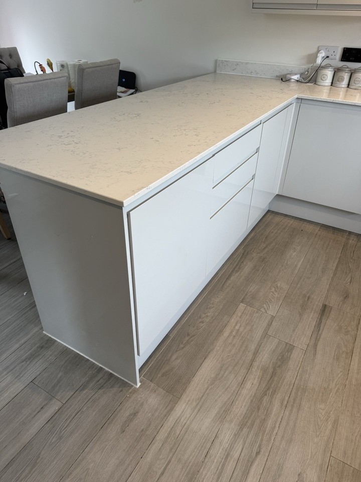 Full Howdens Kitchen With Worktop Quartz | eBay UK