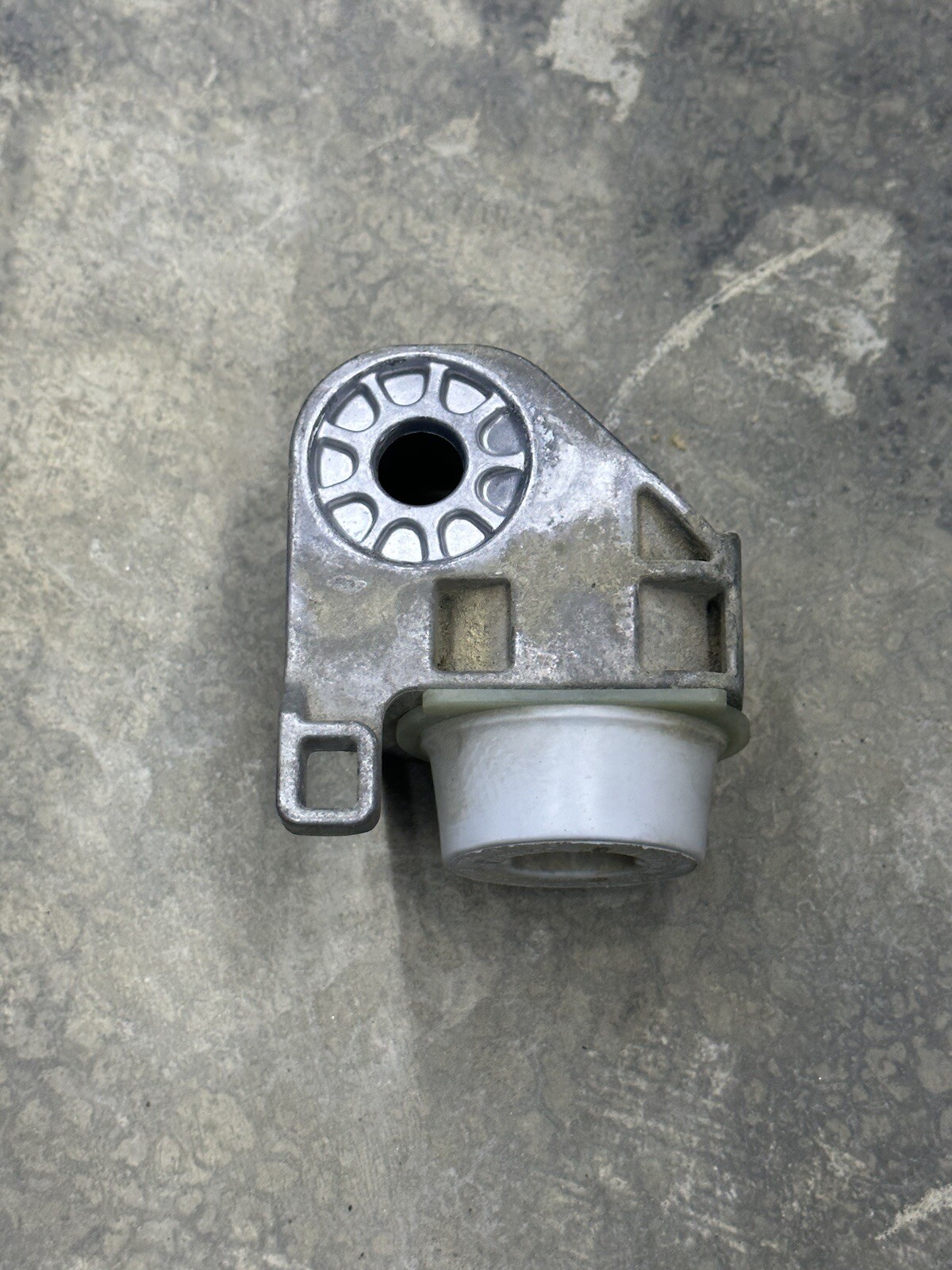 15 16 17 OEM Chrysler 200 Exhaust Bracket Retainer Unit 68233484AA ...