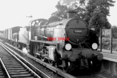PHOTO SR LOCO NO 31866 AT ASH RAILWAY STATION 1965 | eBay UK