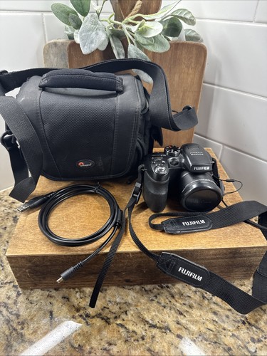 FujiFilm FinePix S1000FD 10MP 12x Zoom, Used w charging cable/ and Case ...