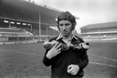 Alan Ball leaves Goodison Park Alan Ball signed by Arsenal for 22- Old ...
