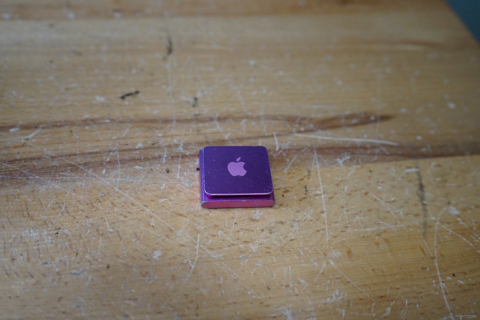 (L) Apple A1373 iPod shuffle 4th Generation Purple in color 2 GB ...