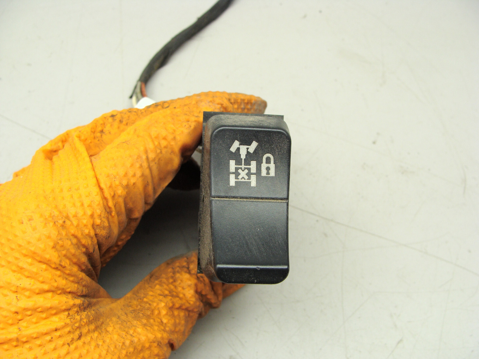 kenworth paccar t680 AIR INTERAXLE LOCK SWITCH P27-1173-057 05679HM ...