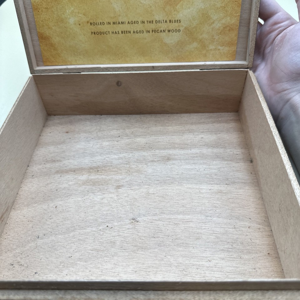 #N52- Humidor Avalon Cigar Box 8.6x9.2” Masters Series Blind ...