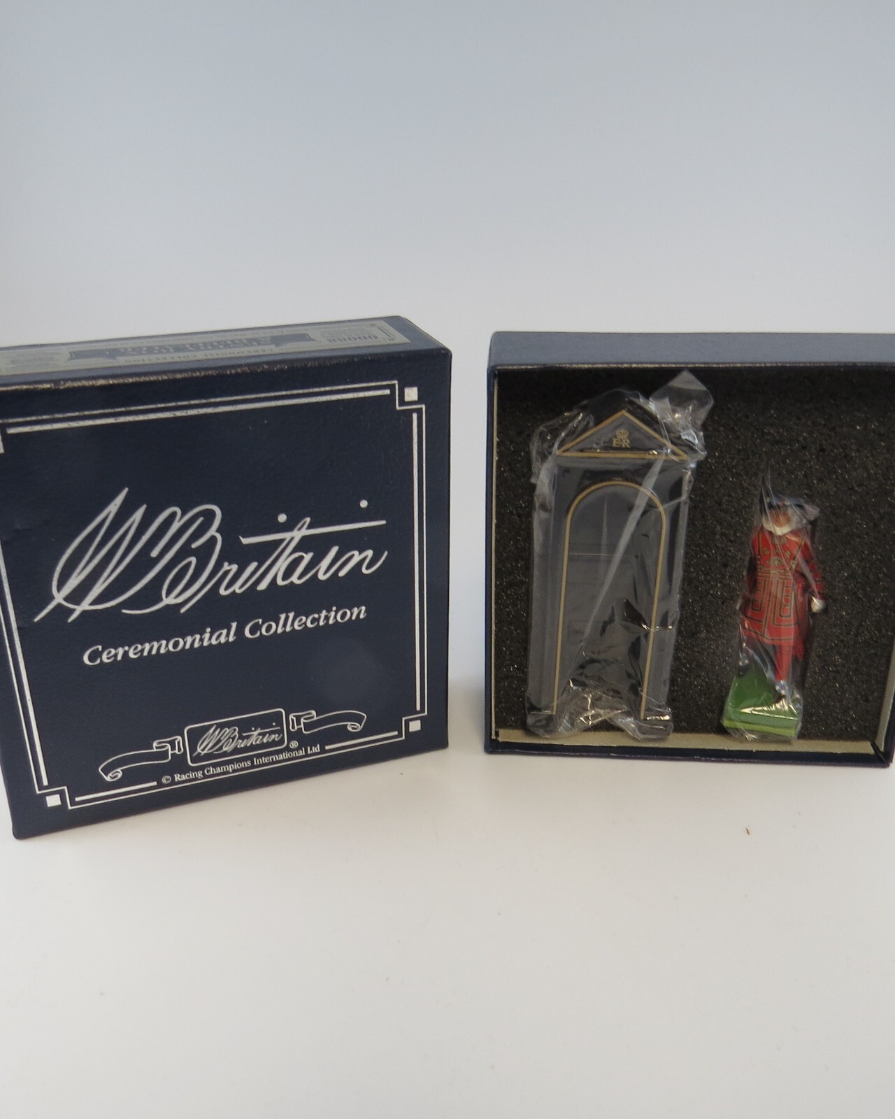 W Britain Ceremonial Collection Toy Soldiers SENTRY BOX & BEEFEATER ...