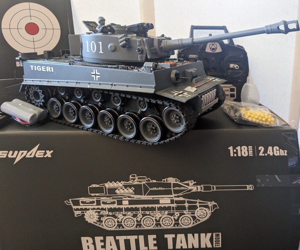 1:18 RC GermanTiger I Simulation Tank Sounds,Lights, Shoots BBS & Bombs ...