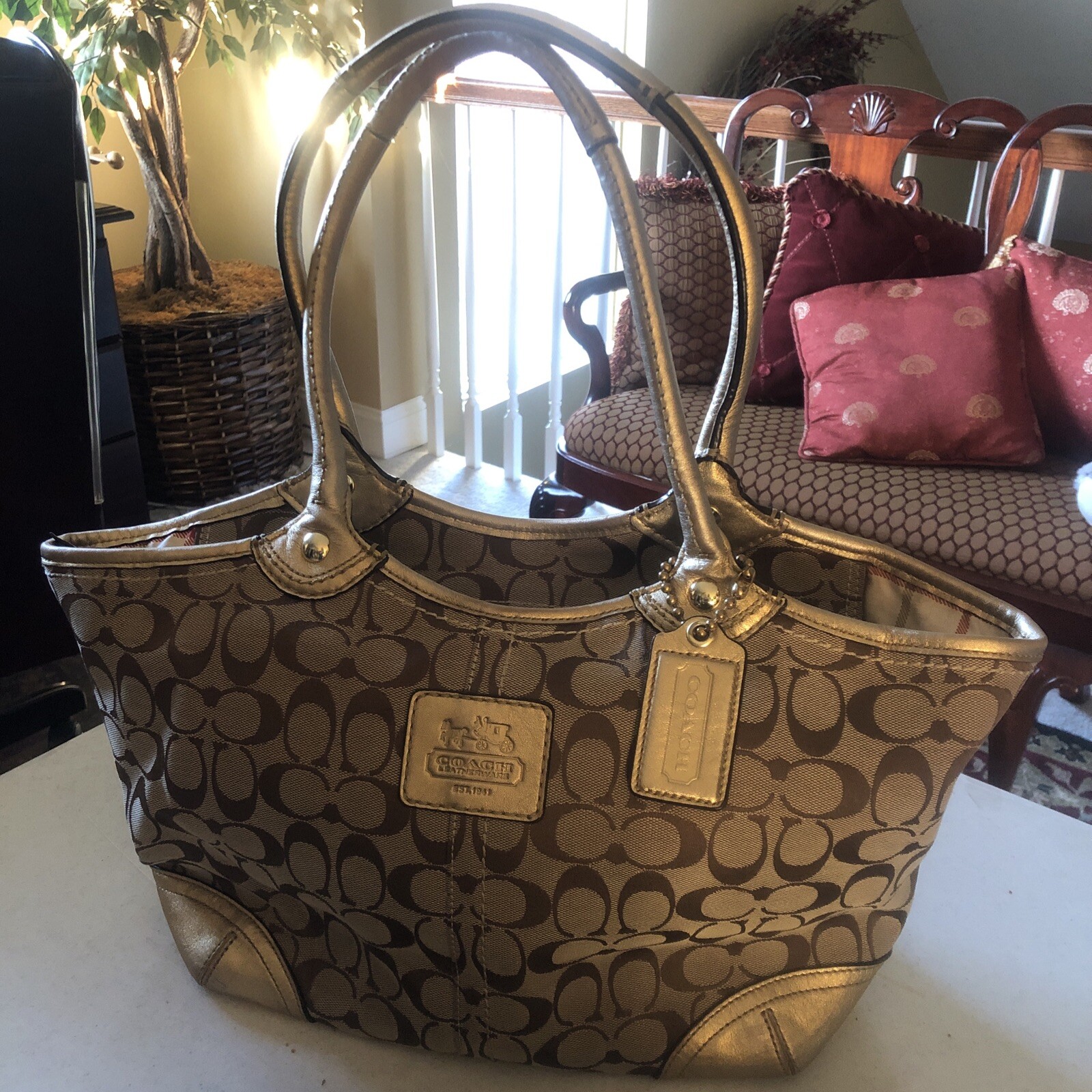 Woman’s Authentic Coach pocketbook, D0893-12369, signature pattern w ...