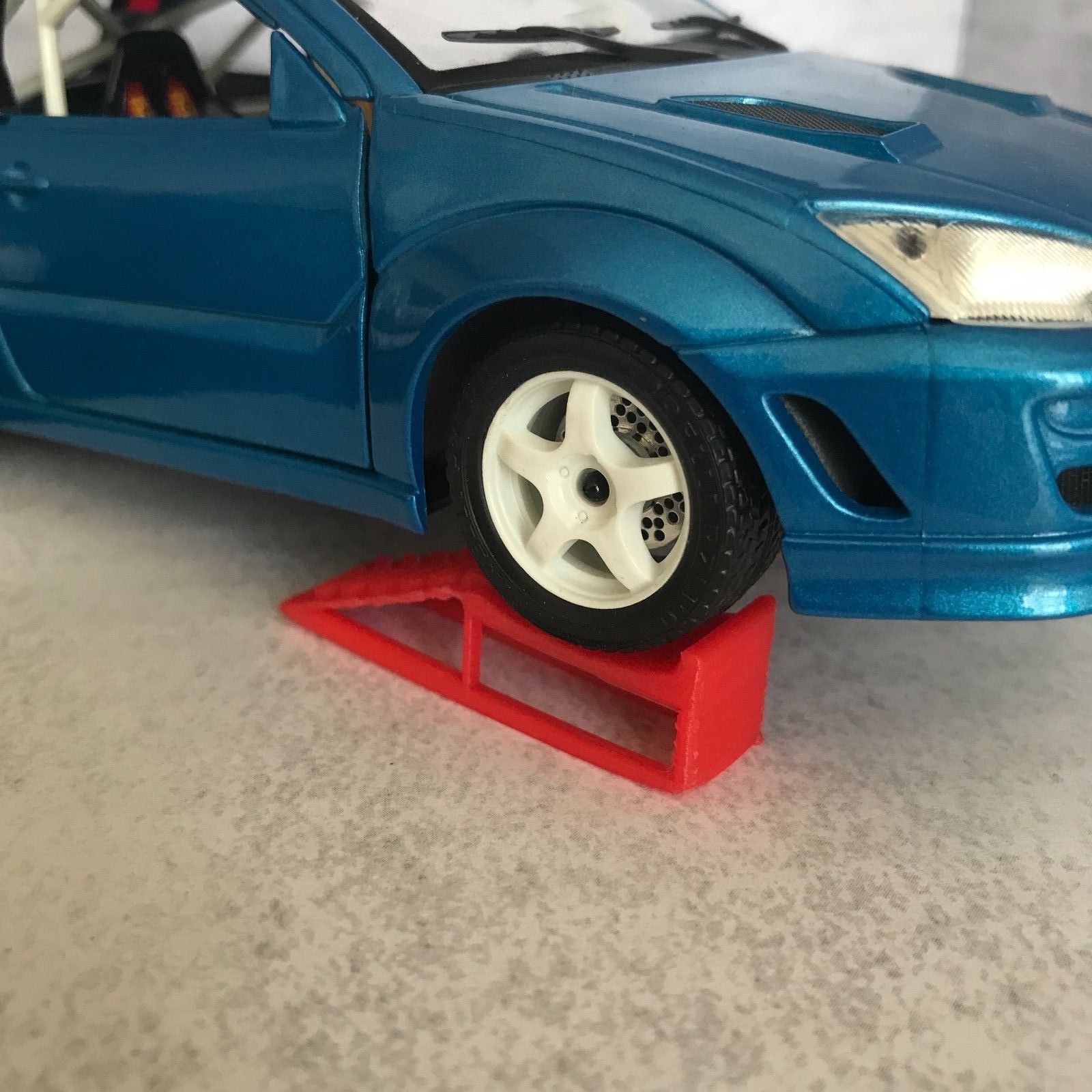 2 x Miniature TOY Car Ramps / Stands for 1:24 scale Diorama Garage Car ...