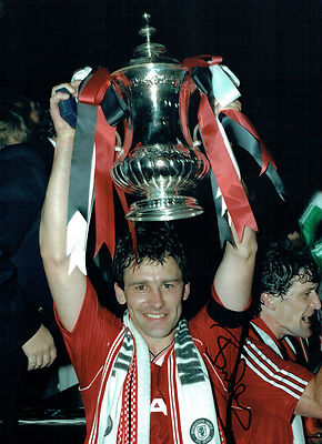 Bryan ROBSON SIGNED Manchester United FA Cup Autograph 16x12 Photo ...