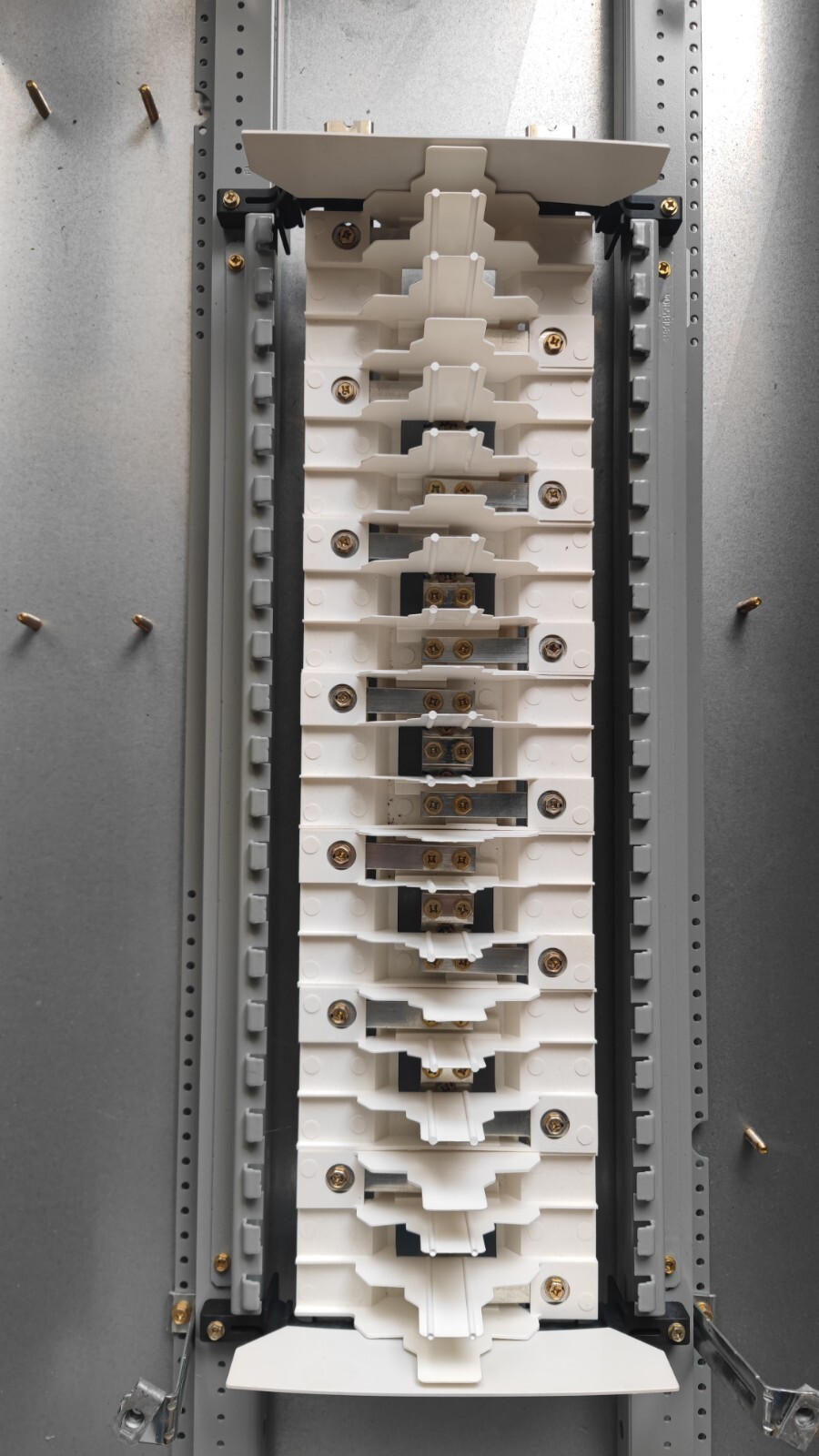 EATON PRL2a 225 AMP PANELBOARD 480 277 V 3PH 4W 42 Cir NEMA 1 Indoor 48 ...