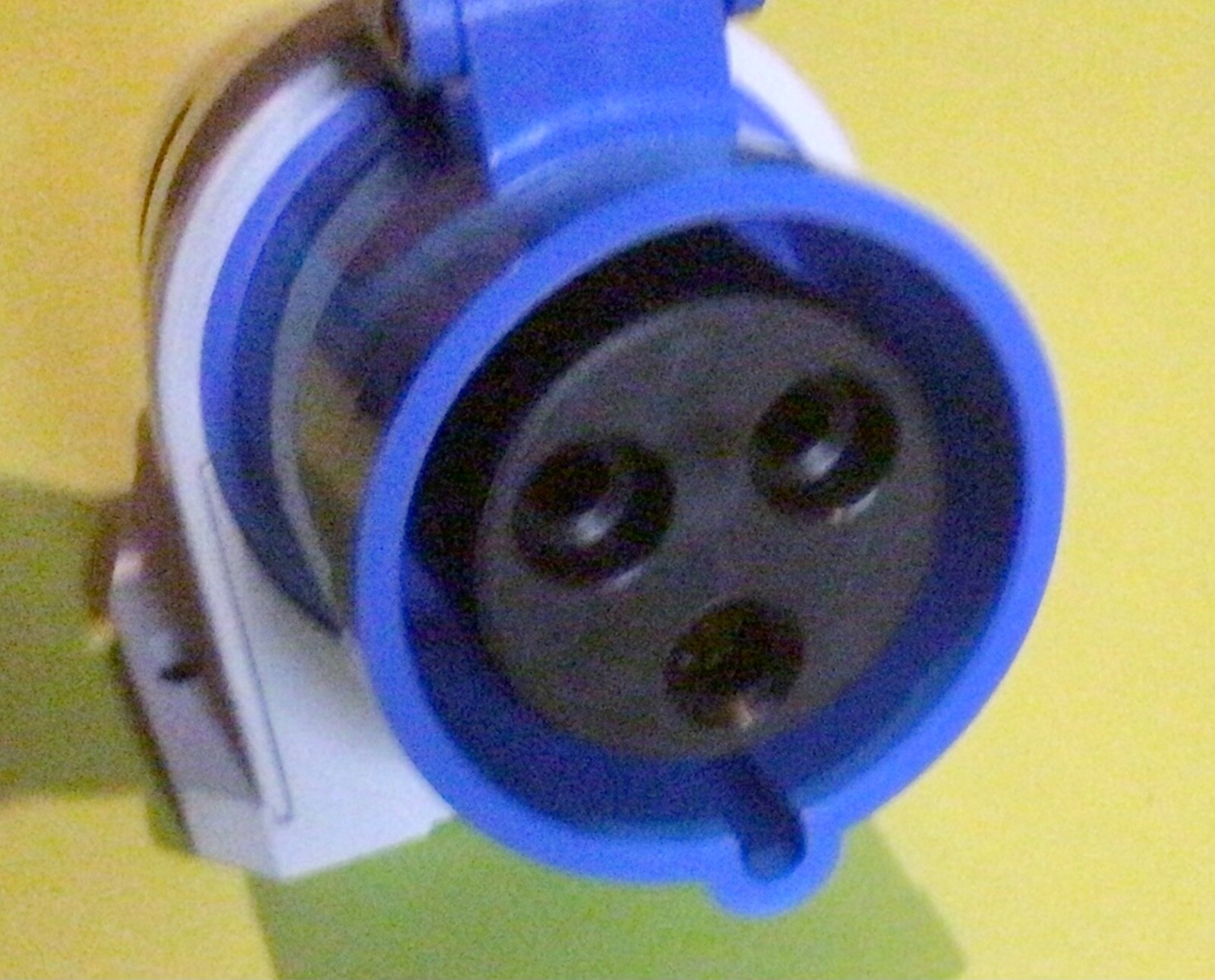 NEWLEC SOCKET OUTLET 32A NLP2332W8 THREE PIN 2P+E SINGLE PHASE 240V AC ...