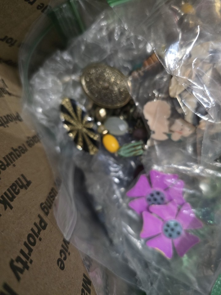 MEDIUM USPS Flat Rate Box Full ALL WEARABLE Vintage To Now Keep Or ...