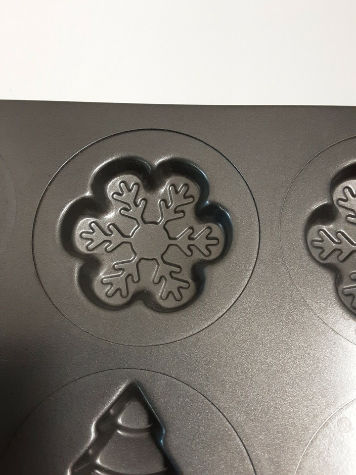 Wilton Non-Stick Holiday Cookie Baking Pan 9 Cavities Snowflakes, Trees ...