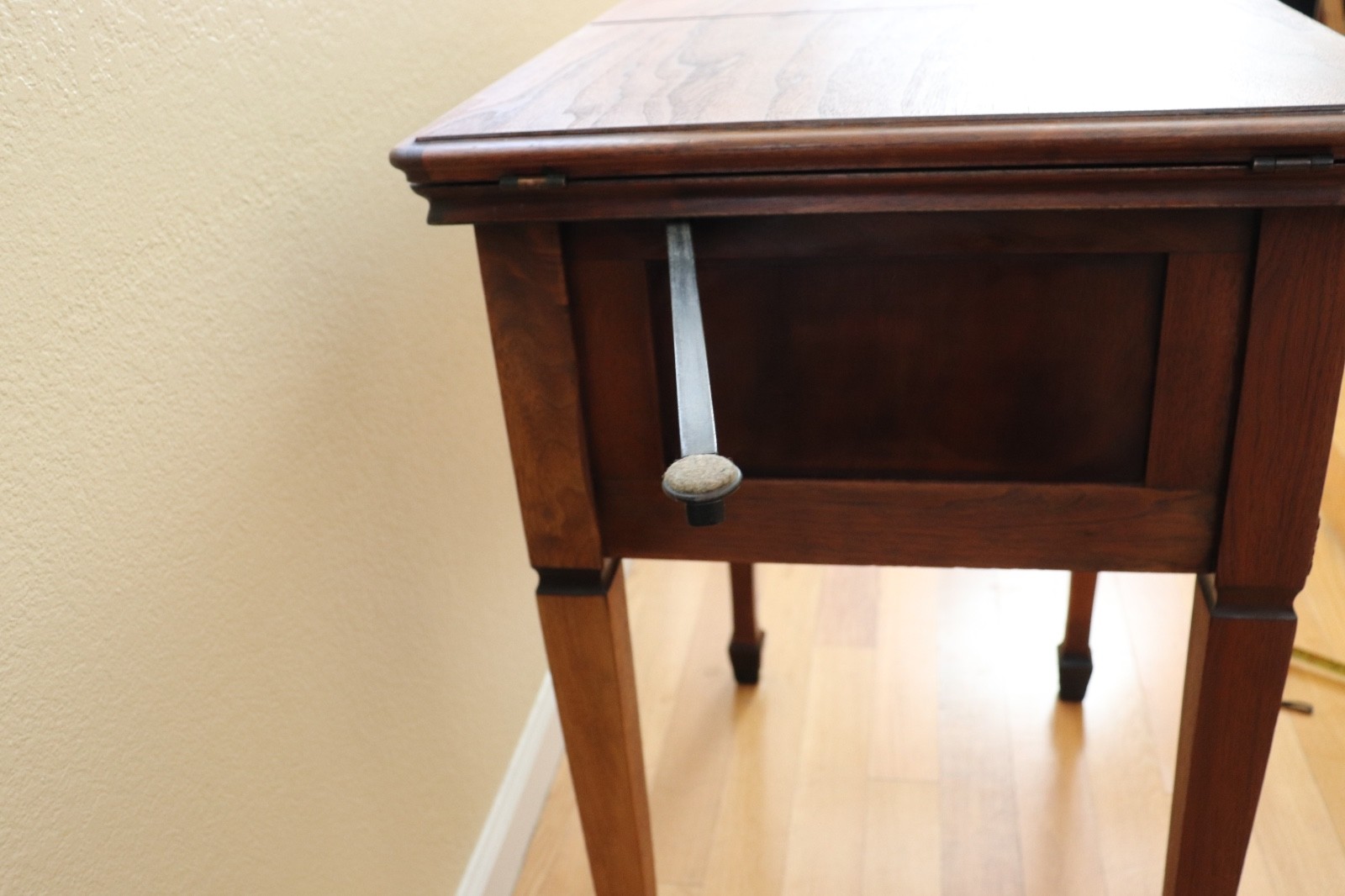 1926 Singer Sewing Machine with Singer No.40 Sewing Table / Cabinet ...