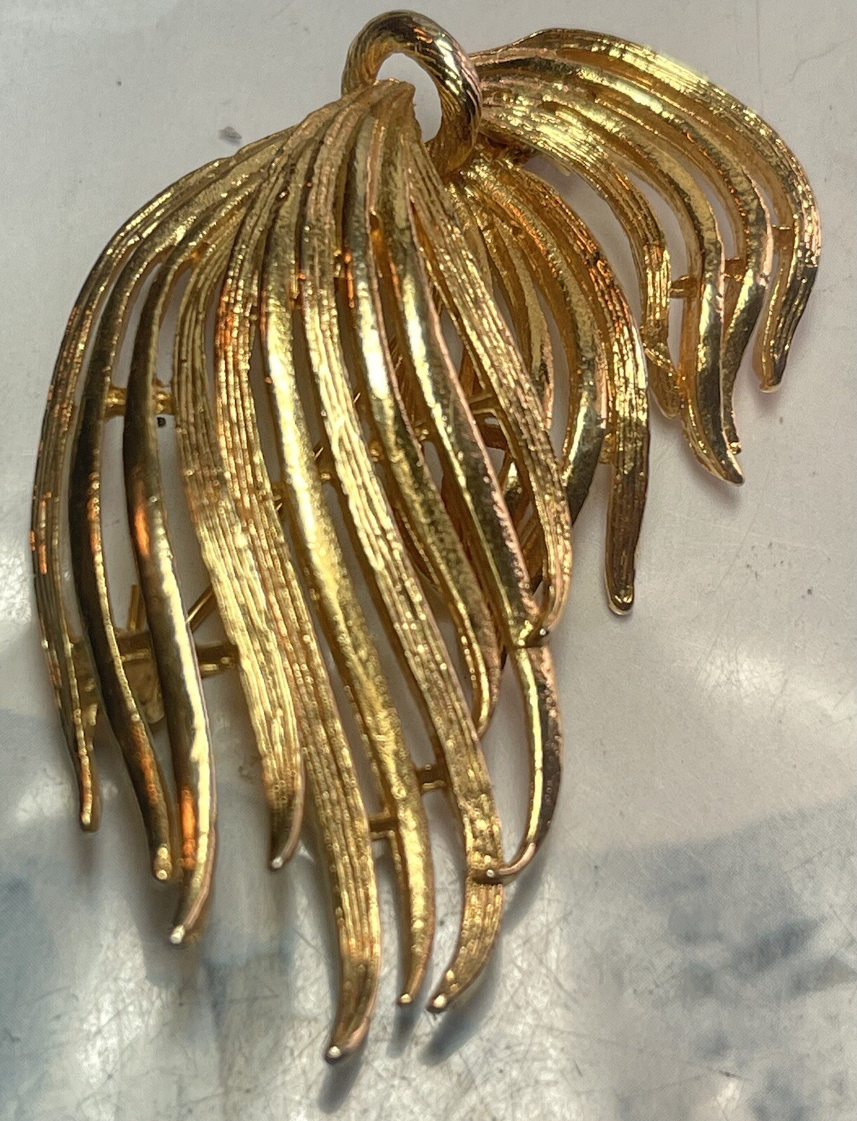 Vintage Brushed Gold Tone Ribbon Swirl Brooch/Pin - Gem