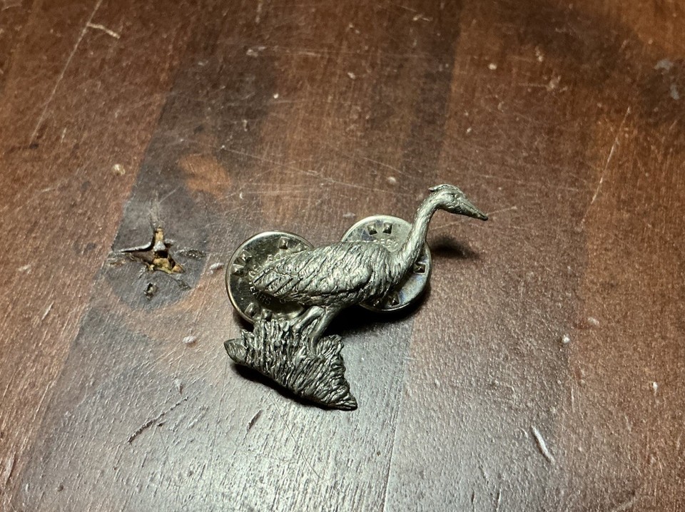 PEWTER BIRD CRANE WITH TWIN REAR FASTENER BADGE BROOCH PRETTY DESIGN ...