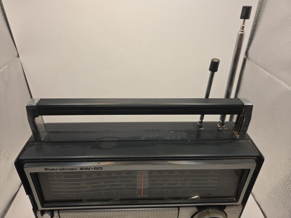 Radio Shack Realistic PATROLMAN SW-60 AM/FM/SW/VHF Radio Powers On ...