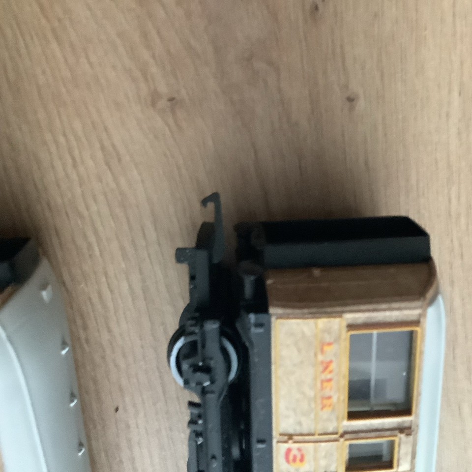 HORNBY R448 COACH TEAK , WHITE ROOF 00 GAUGE (4237 ) 2 x 22357 L N E R ...