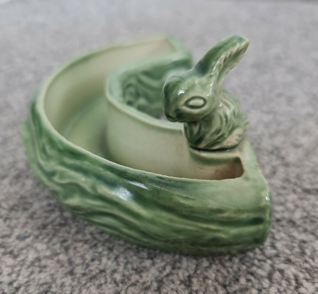 WADE ENGLAND GREEN CERAMIC RABBIT ON AN OPEN LOG PIN DISH / TRINKET ...