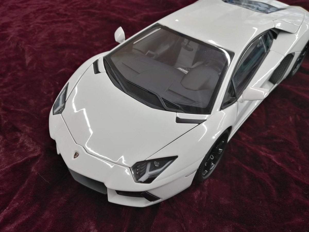 AUTOART 1/18 Lamborghini Aventador LP700-4 White with Box AUTOART 1/18 Lamborghini Aventador LP700-4 White with Box