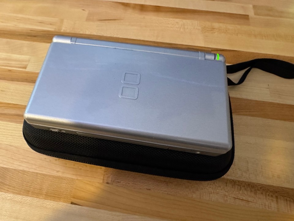 Nintendo DS Lite Silver Handheld w/ Stylus, Flash Cart, USB Charger ...