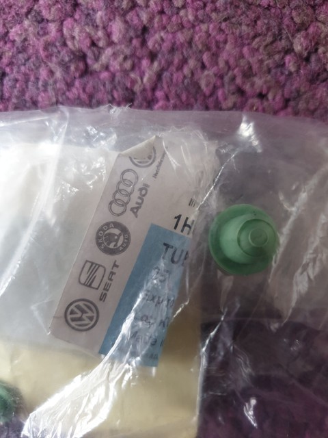 20 X Genuine Volkswagen Original Side Moulding Trim Clip Grommet ...