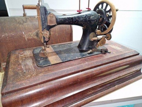 1898 28K Singer Hand Crank Sewing Machine Shuttle Bobbin Wood Case ...