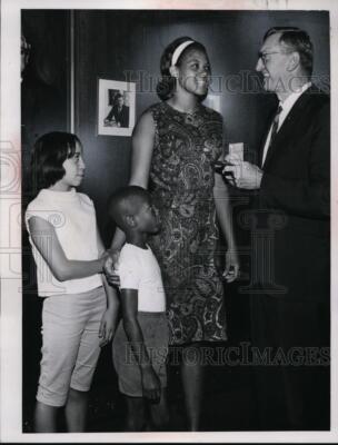 1966 Press Photo Wilma Rudolph Eldridge,Cleveland Mayor Ralph Locher w ...