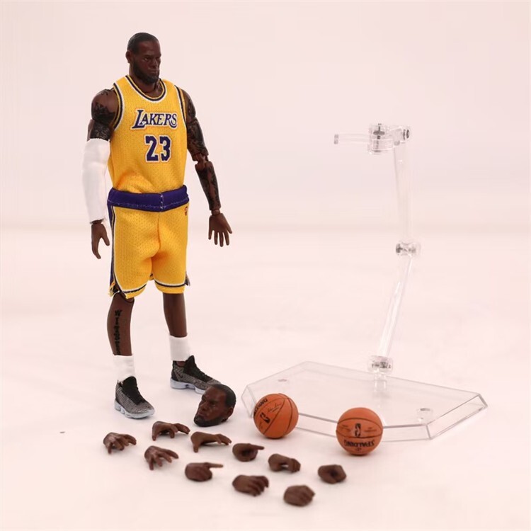 MEDICOM TOY MAFEX No.127 LEBRON JAMES (LOS ANGELES LAKERS) Action Figure