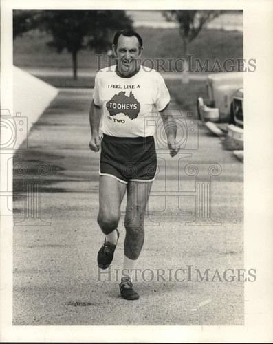 1979 Press Photo Runner Bill Emmerton Jogs Through Parking Lot ...
