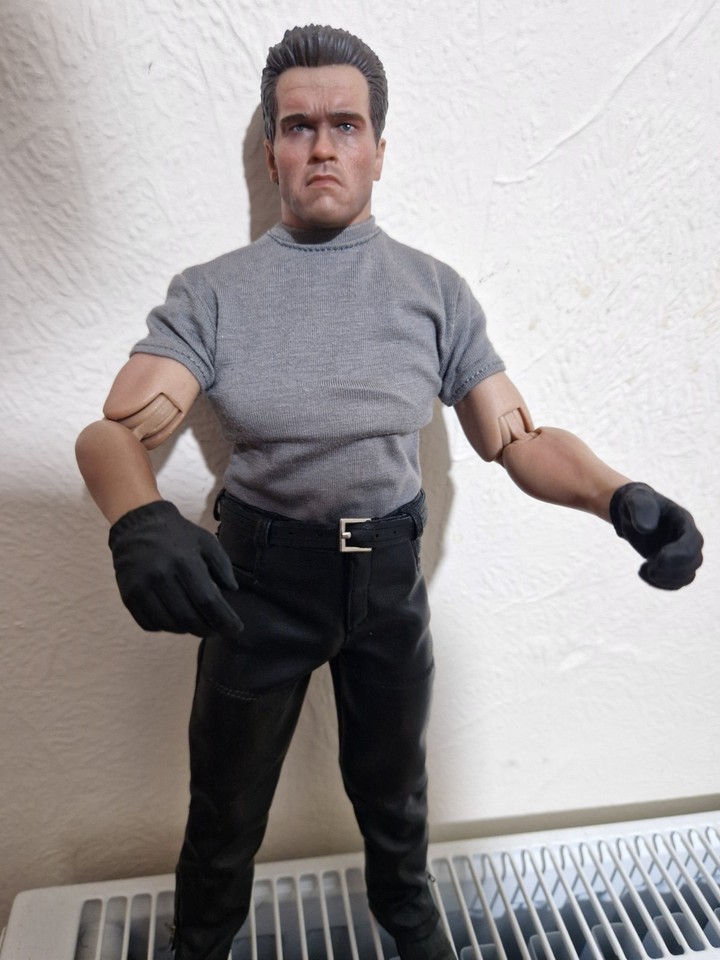 Present Toys T800 Terminator 1/6 Scale Figure Like Hot Toys As Seen ...