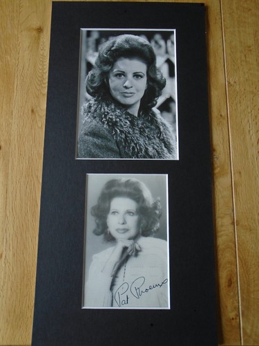 Pat Phoenix Genuine Signed Authentic Autograph - UACC / AFTAL. | eBay