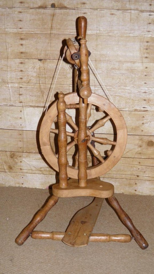 Vintage Traditional Beechwood Single Treadle Upright Castle Spinning ...
