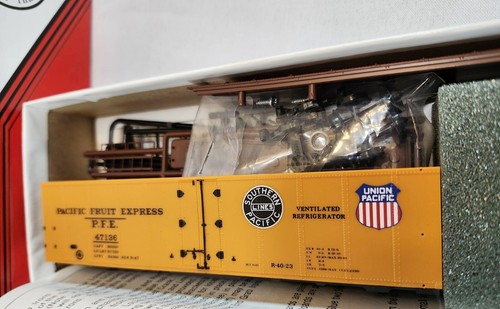 InterMountain PFE ICE BUNKER Steel Side Train Car R-40-23 Double Herald ...