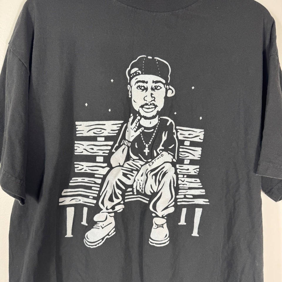 Vintage Graphic T Shirt Mens XL Black Tupac 2Pac Sitting on Bench Crew ...
