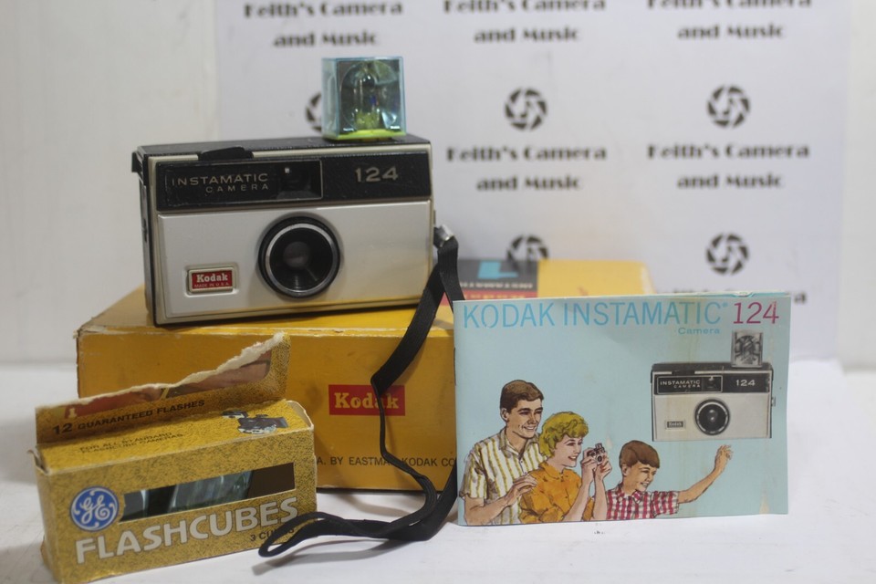 Kodak Instamatic 124 Color film camera + box + flash cubes for display ...
