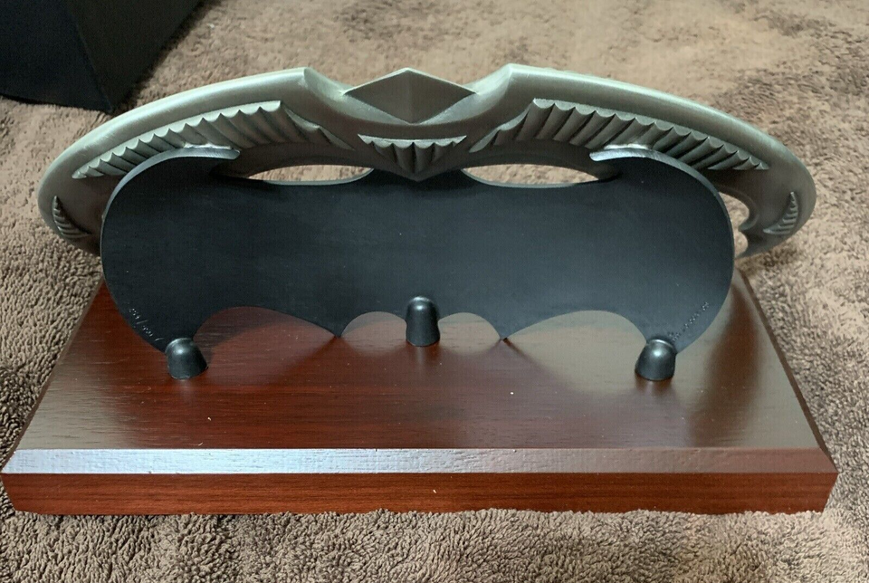 🔥DC COMICS BATMAN OFFICIAL BATARANG 1:1 PROP REPLICA STATUE DARK KNIGHT ...