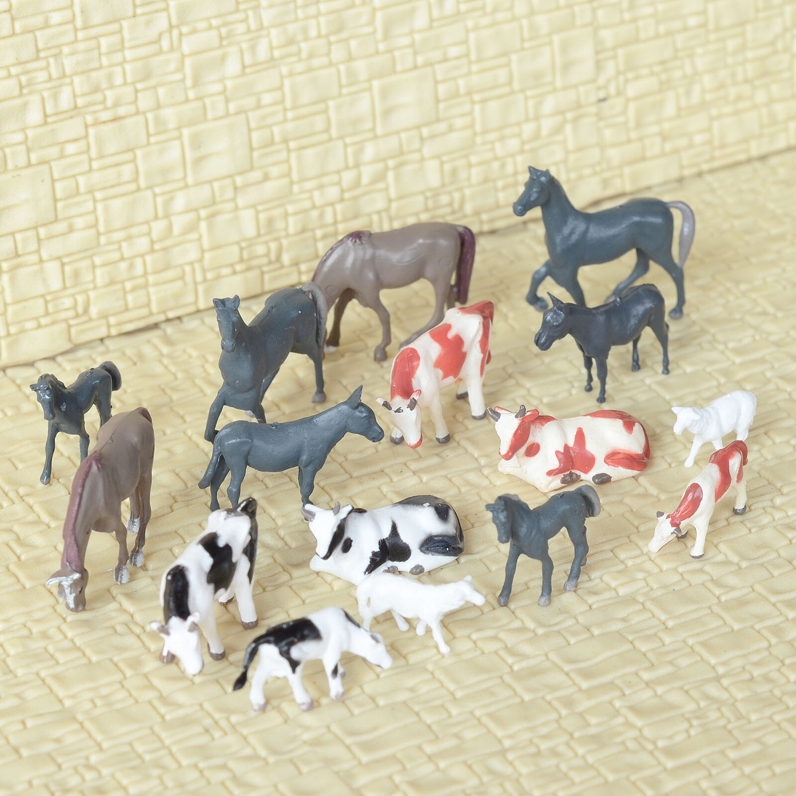 16 x HO scale model railroad scene farm animals mixed horse cow pony ...