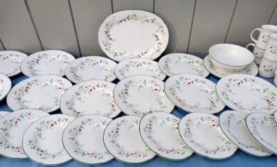 PFALTZGRAFF WINTERBERRY DINNERWARE (56) PCs LN,RED BERRIES/GREEN HOLLY ...