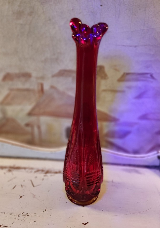 Beautiful Red Amberina Ruffle Glass 9 Inch Fenton Vase Glows Stunning ...