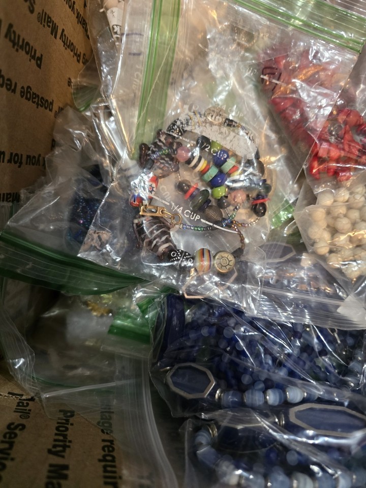 MEDIUM USPS Flat Rate Box Full ALL WEARABLE Vintage To Now Keep Or ...