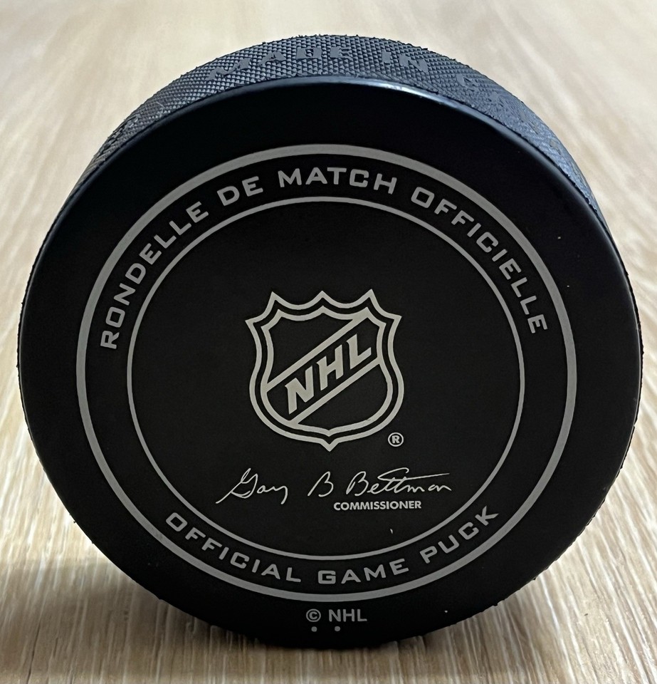 PATRICK SHARP signed Chicago Blackhawks Official Game Puck NHL ...