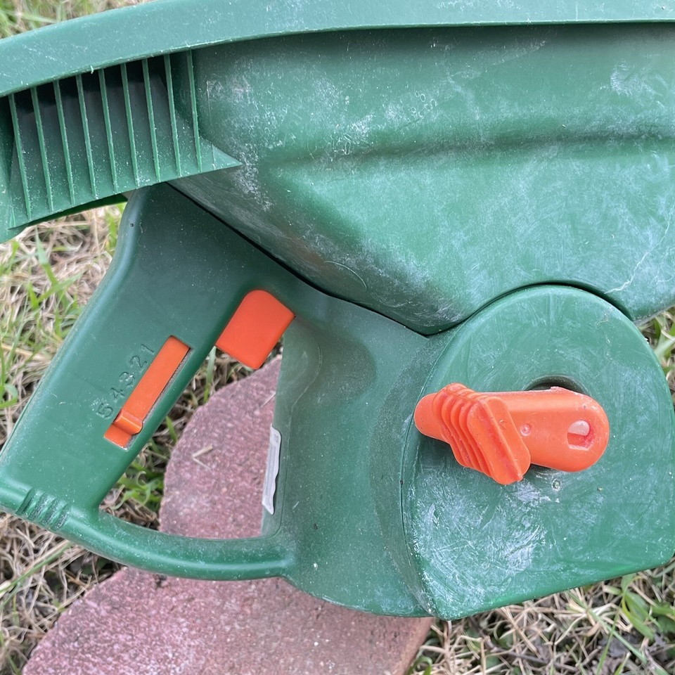 Scotts Turf Builder Hand Held Fertilizer Grass Seed Spreader Working ...