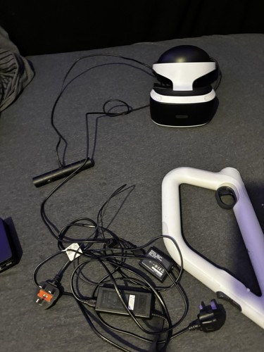 PS4 VR Bundle, Headset, Move Controllers/Charging Port, Gun, Camera ...