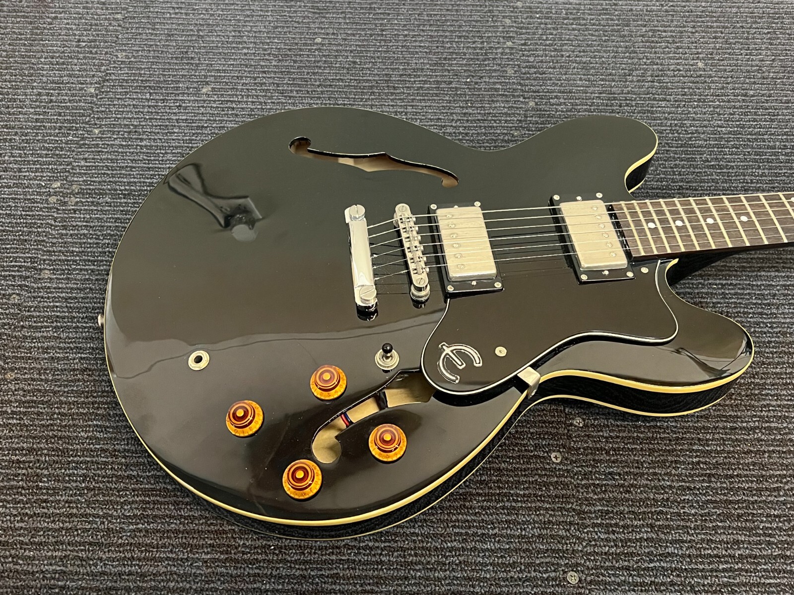 Epiphone DOT EB Semi-Hollowbody Electric Guitar & Road Runner Hard ...