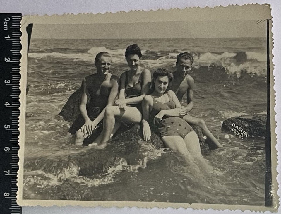 Shirtless Guys Trunks Bulge Muscle Gay Int Cute Men Affectionate Girls ...