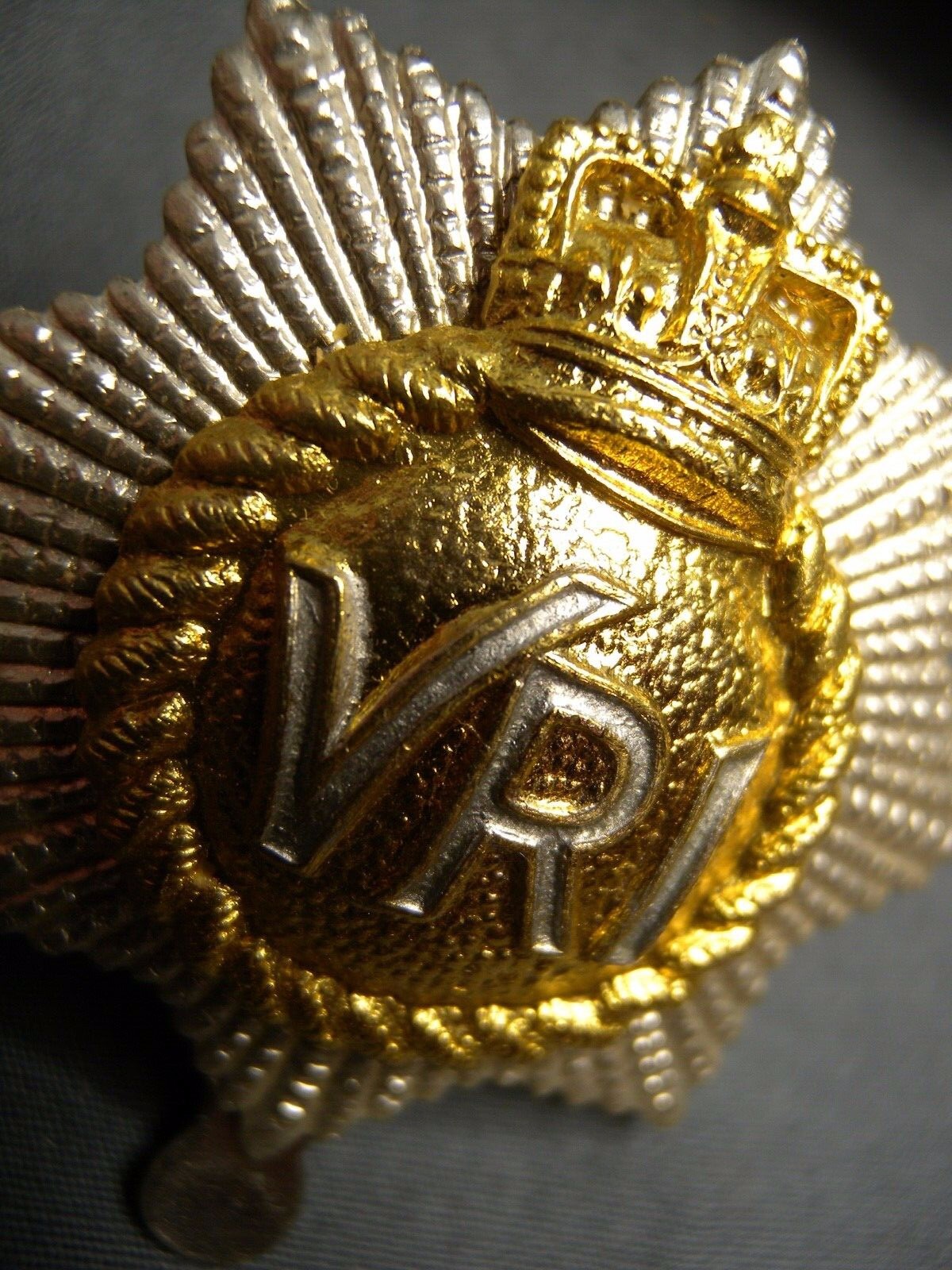 ROYAL CANADIAN REGIMENT POST WWII QC OFFICER CAP BADGE SILVERED LETTERS ...