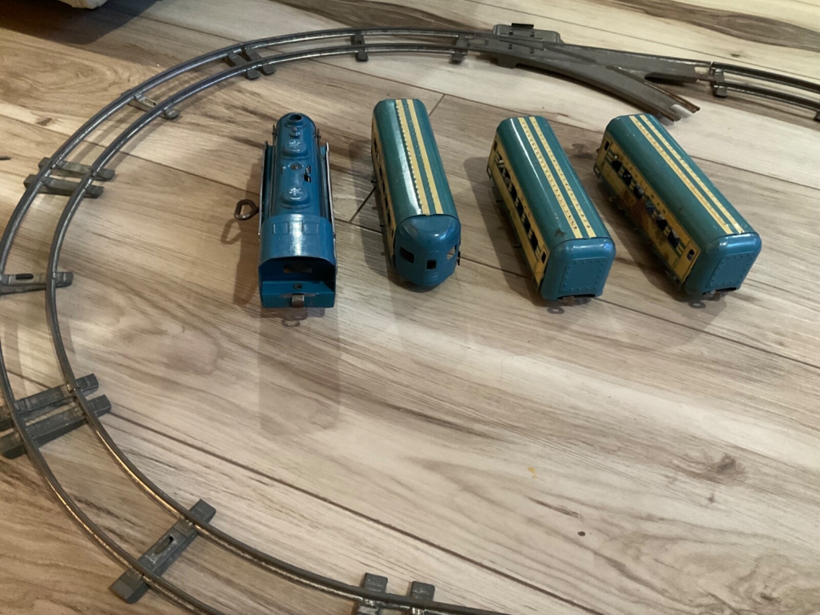 HAFNER Wind up Train 1010 (w/ KEY) includes 3 cars and 16pcs of track ...