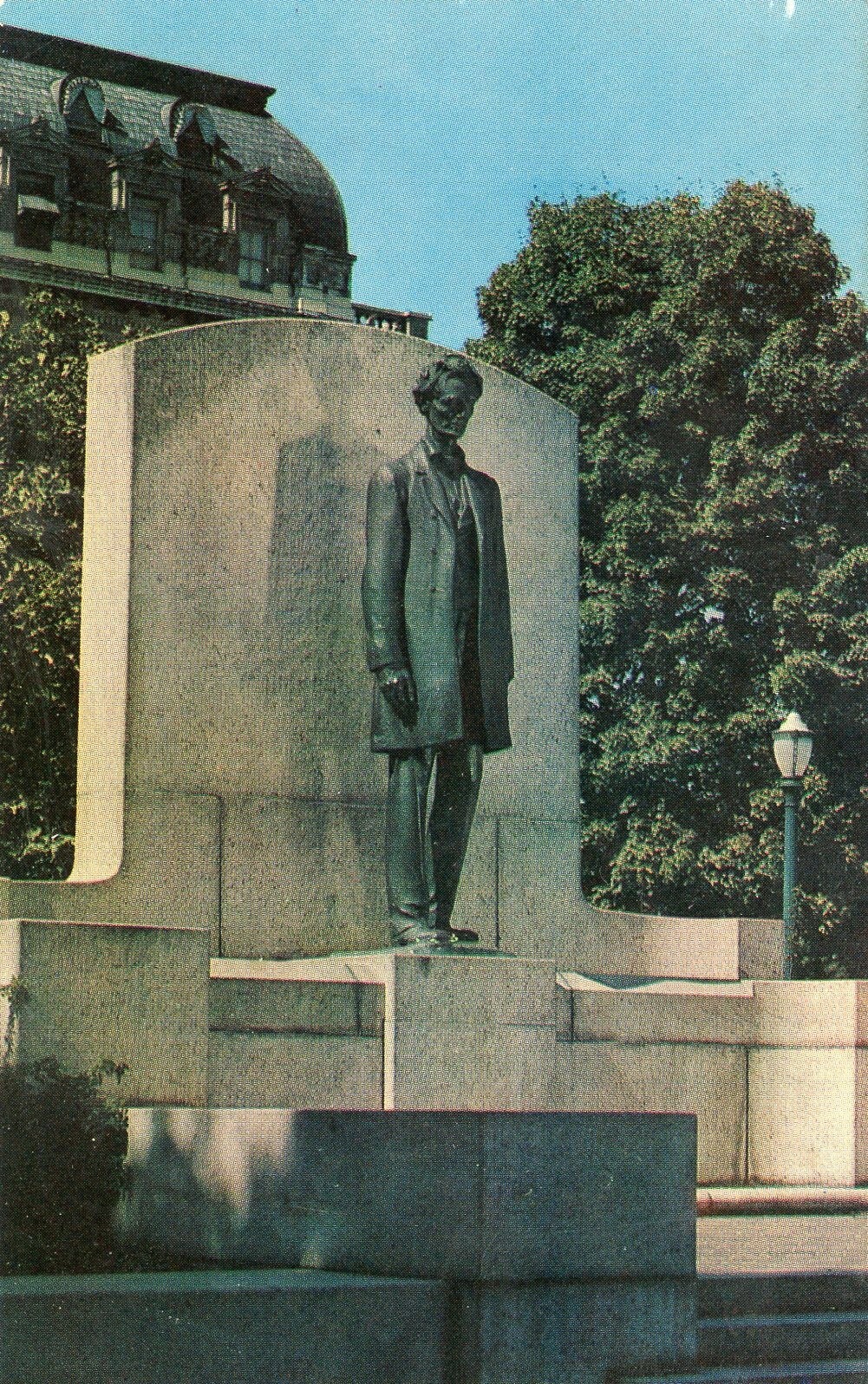 O'Connor's Lincoln in Front of State Capitol, Springfield, Illinois ...