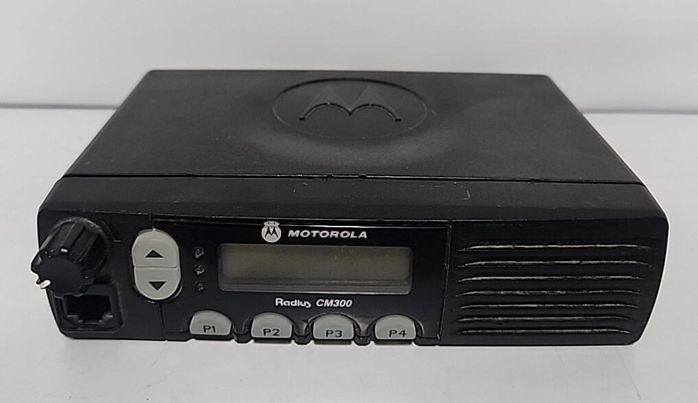 Motorola Radius CM300 438-470 MHz UHF 40W Two-Way Radio AAM50RPF9AA1AN ...